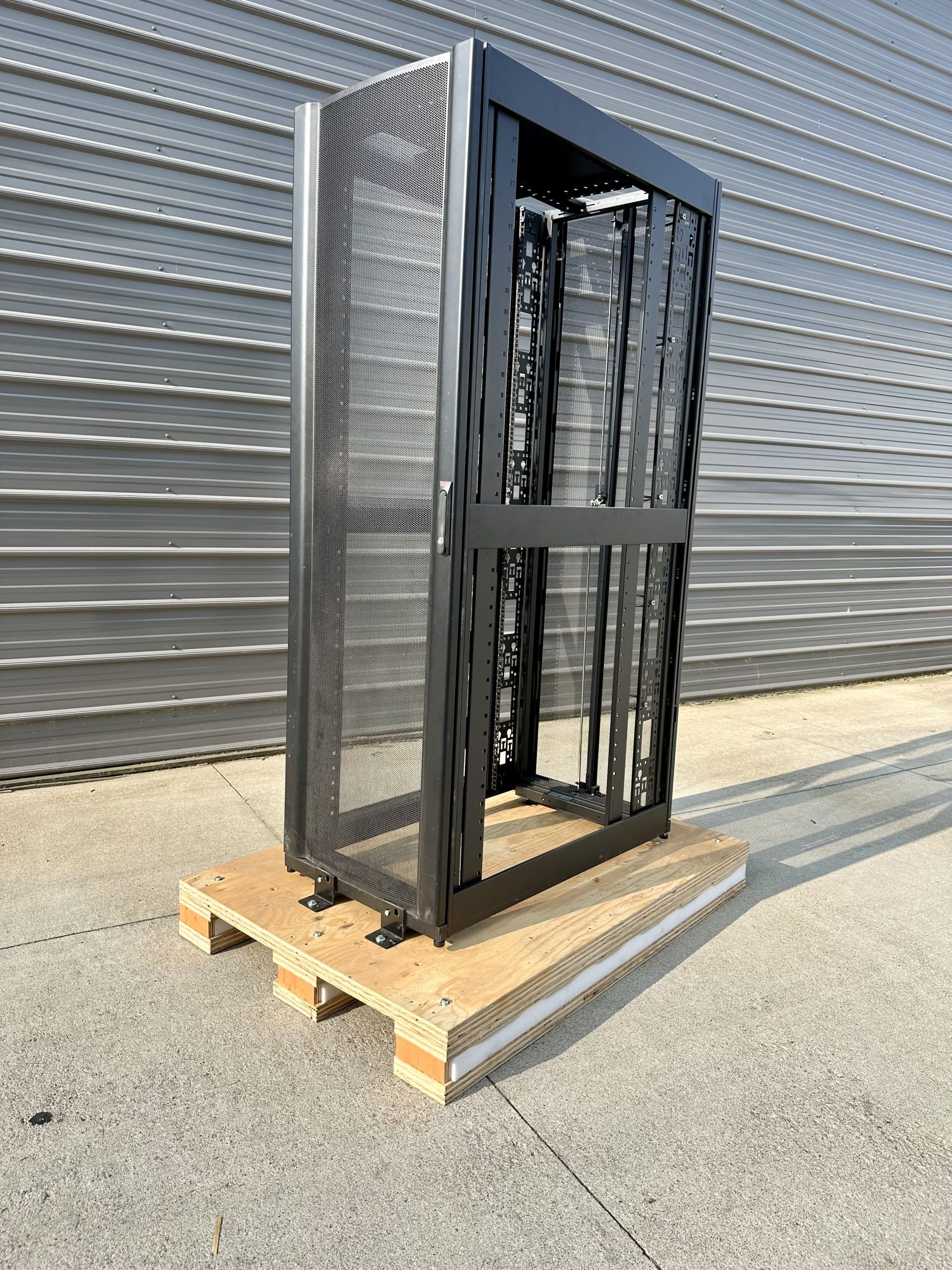 Shock Pallets for Server Racks & Fragile Cargo | J&L Wood